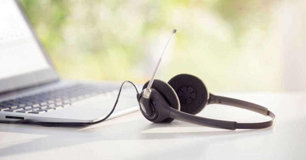 What is the Difference Between Customer Service and Helpdesk? - Riseup Labs
